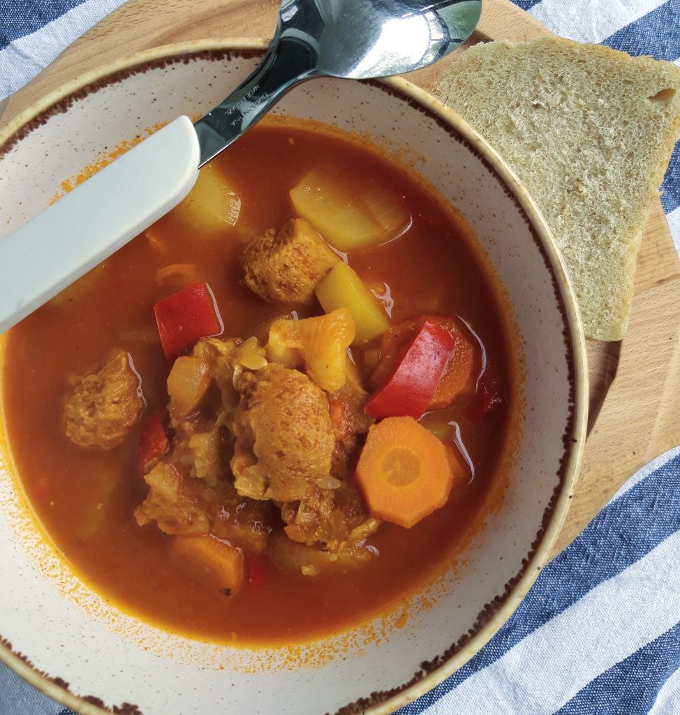 Posna gulaš čorba sa sojinim komadićima | Ručak za 200 dinara